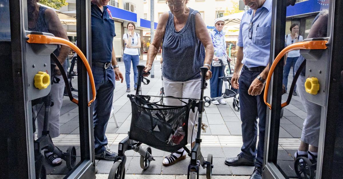 Mit dem Rollator Bus fahren: vorwärts rein, rückwärts raus