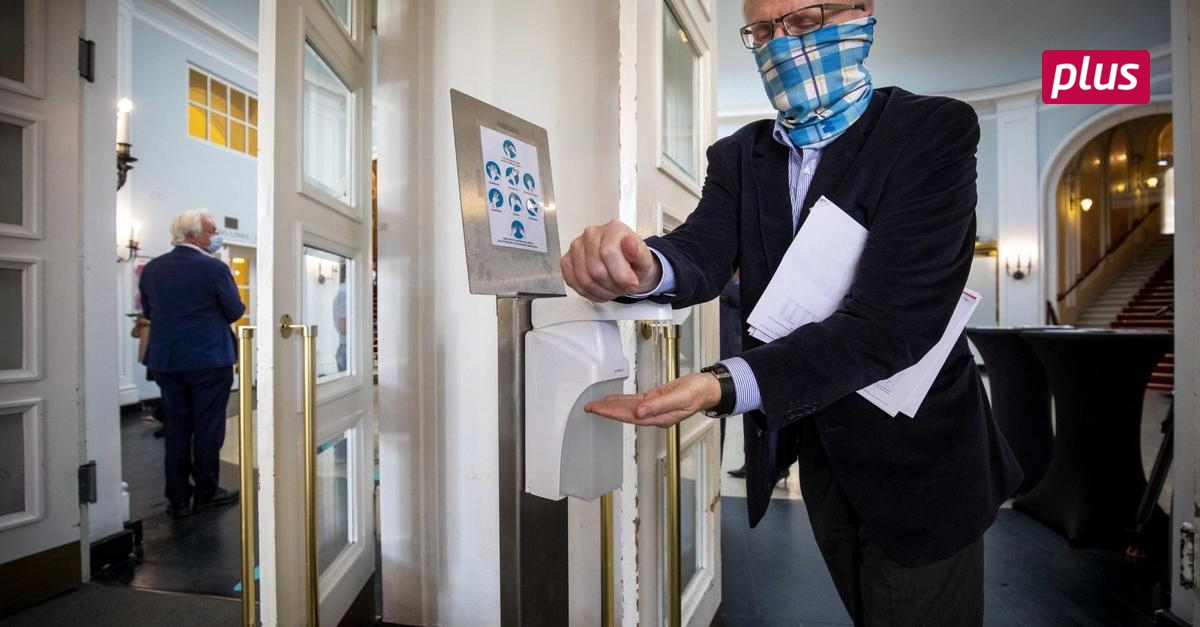 Und eifrig sprudelt der Desinfektionsspender im Staatstheater Wiesbaden