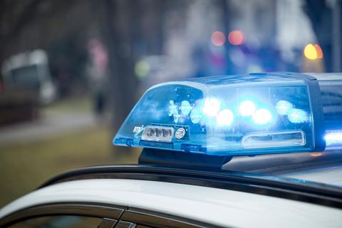 Mann mitten in Frankfurt mit Machete schwer verletzt