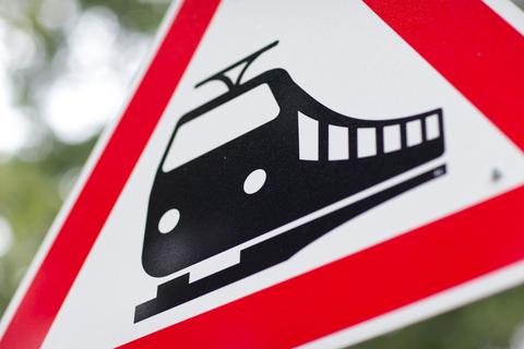 Auto prallt mit Zug zusammen – Fahrer stirbt an Bahnübergang