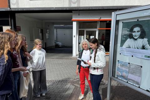 Omas gegen Rechts und Stadt informieren mit Plakaten zu Anne Frank