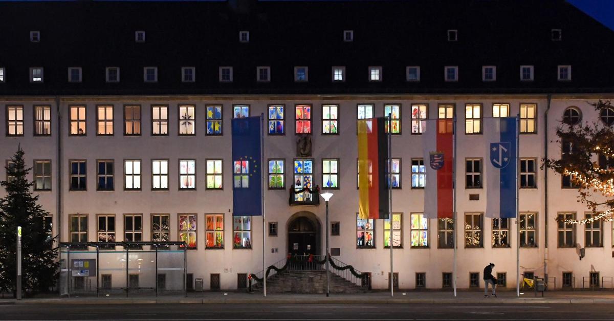 Rüsselsheimer Rathaus-Adventskalender erstrahlt