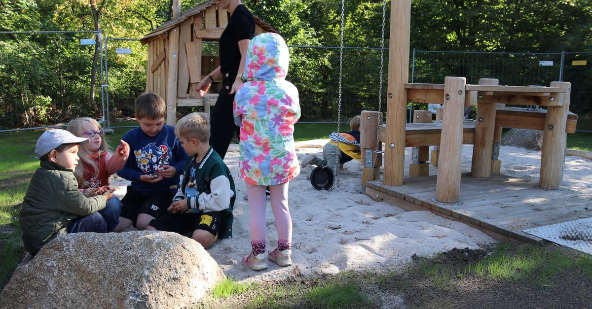 Kitakinder testen vorab den Spielplatz „Räuberdorf“ in Rüsselheim ...