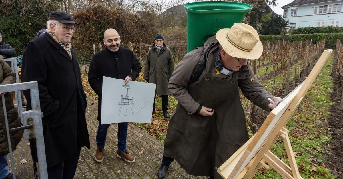 Patrick Burghardt zeichnet mit Winzerhut, Schürze und „Bütt“