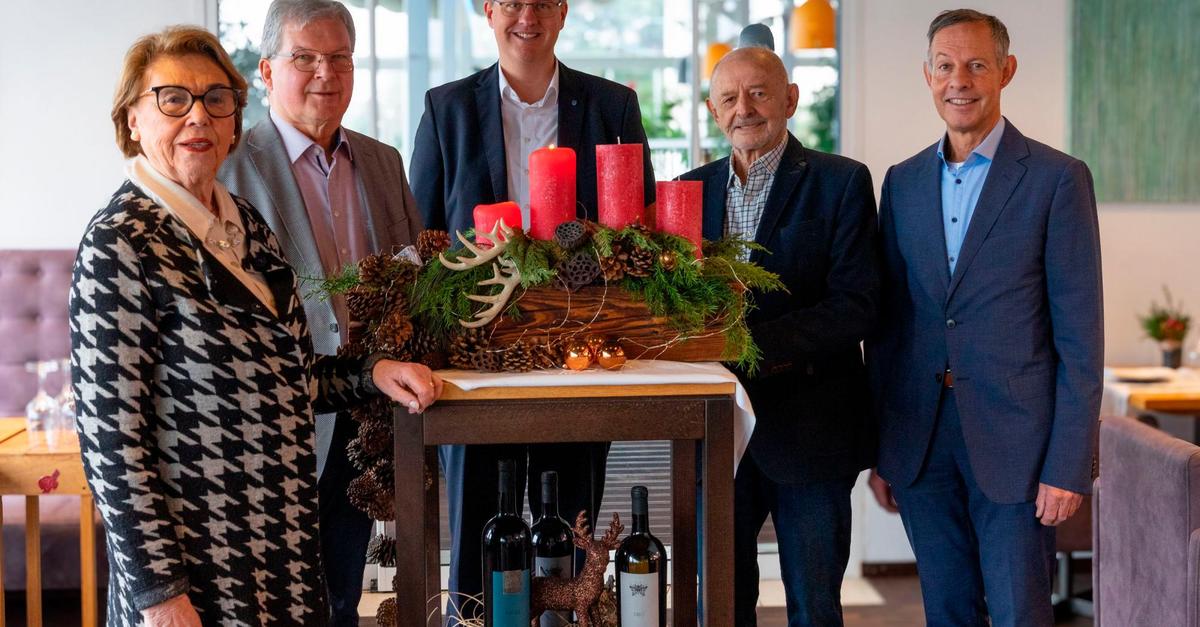 Fünf Rüsselsheimer Rathausspitzen an einem Tisch