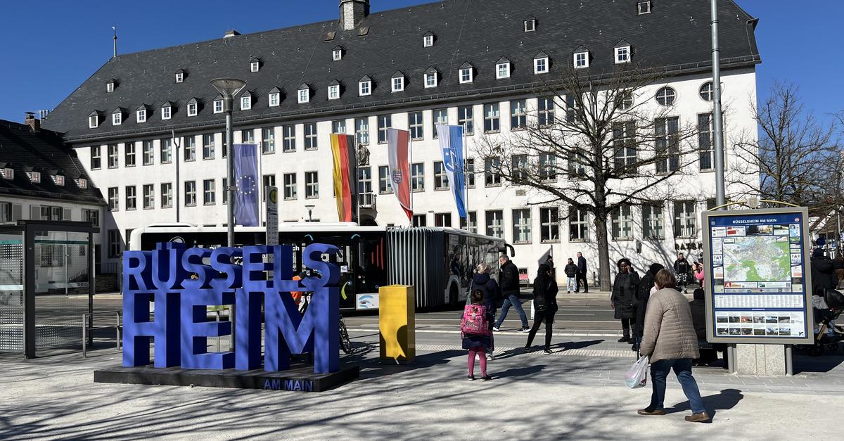 Bus versperrt Straße vor dem Rüsselsheimer Rathaus