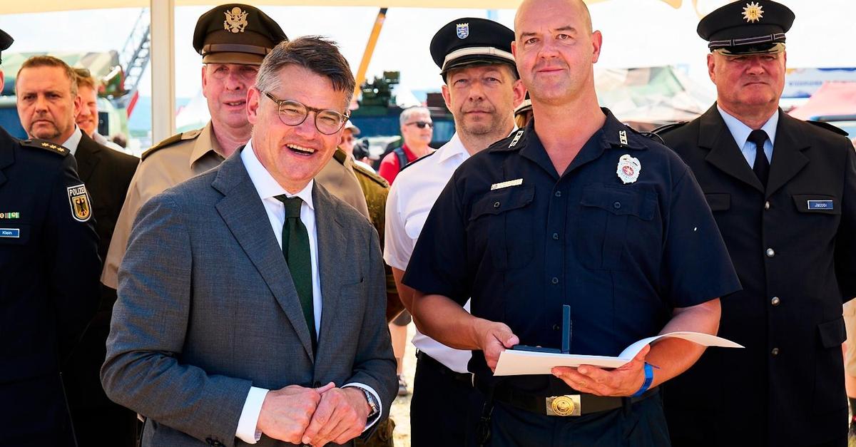 Sascha Schubert aus Rüsselsheim bekommt Rettungsmedaille