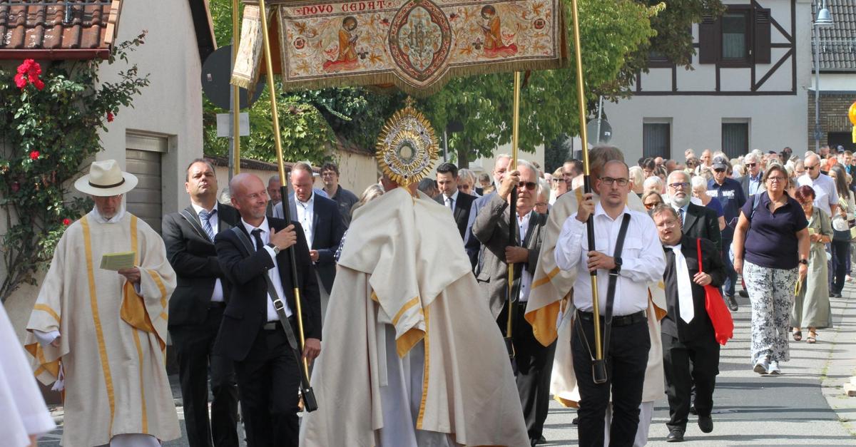 Verlobter Tag im Zeichen des Krieges