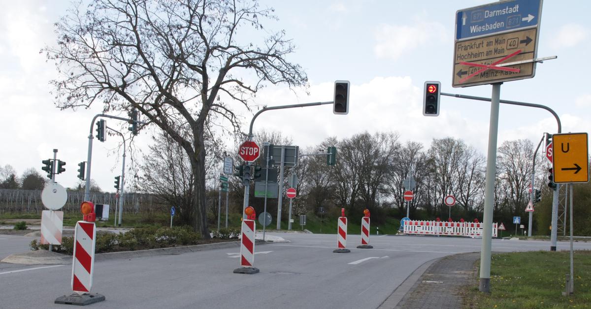 Linksabbiegen an der Autobahnkreuzung der B 40 bei Hochheim wieder erlaubt