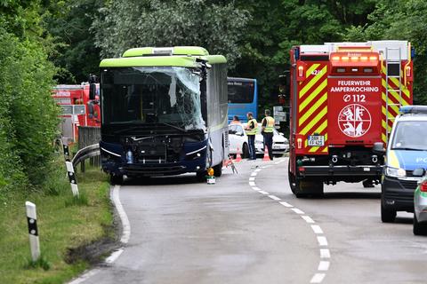 Zweitklässler stirbt bei Bus-Zusammenstoß auf Schulausflug