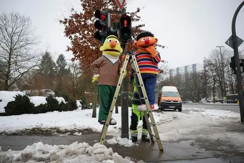 Ernie und Bert regeln in Hamburg den Verkehr