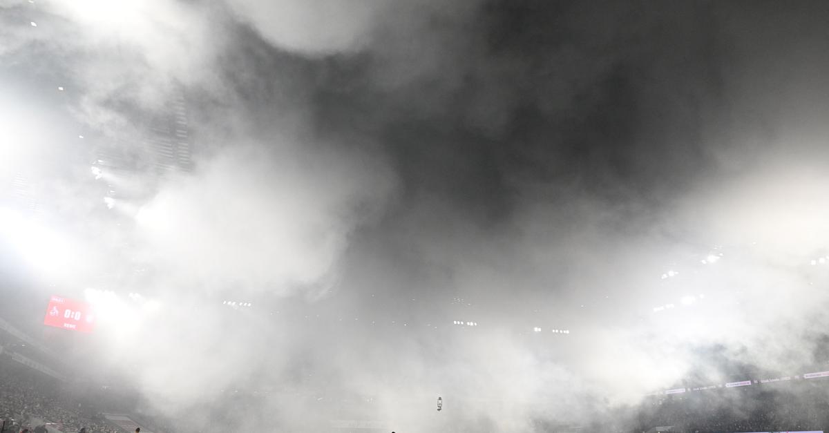 Zu viel Pyro: Köln-Bayern für zehn Minuten unterbrochen