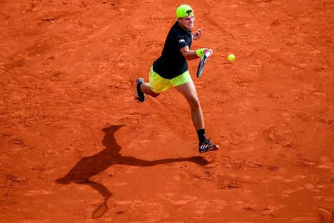 Marathon-Match in Paris: Tennisprofi sackt kraftlos zusammen